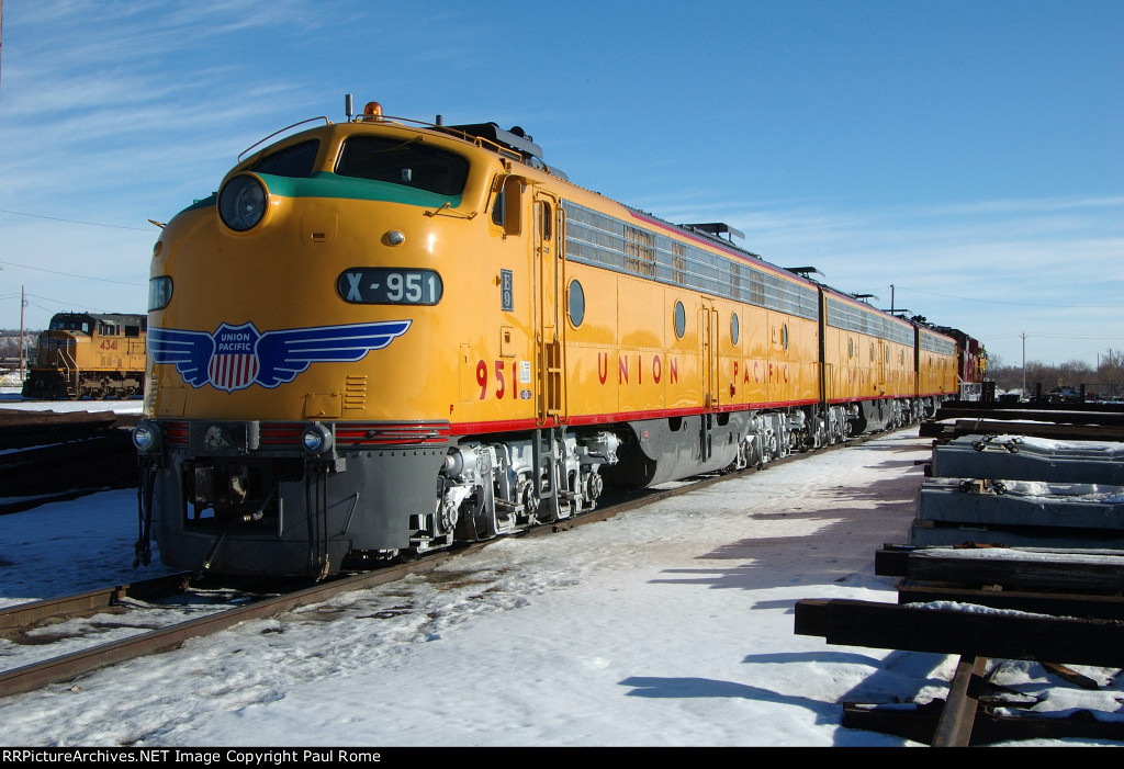 UP 951, 963B, 949, E-Unit power set for the Super Bowl Special